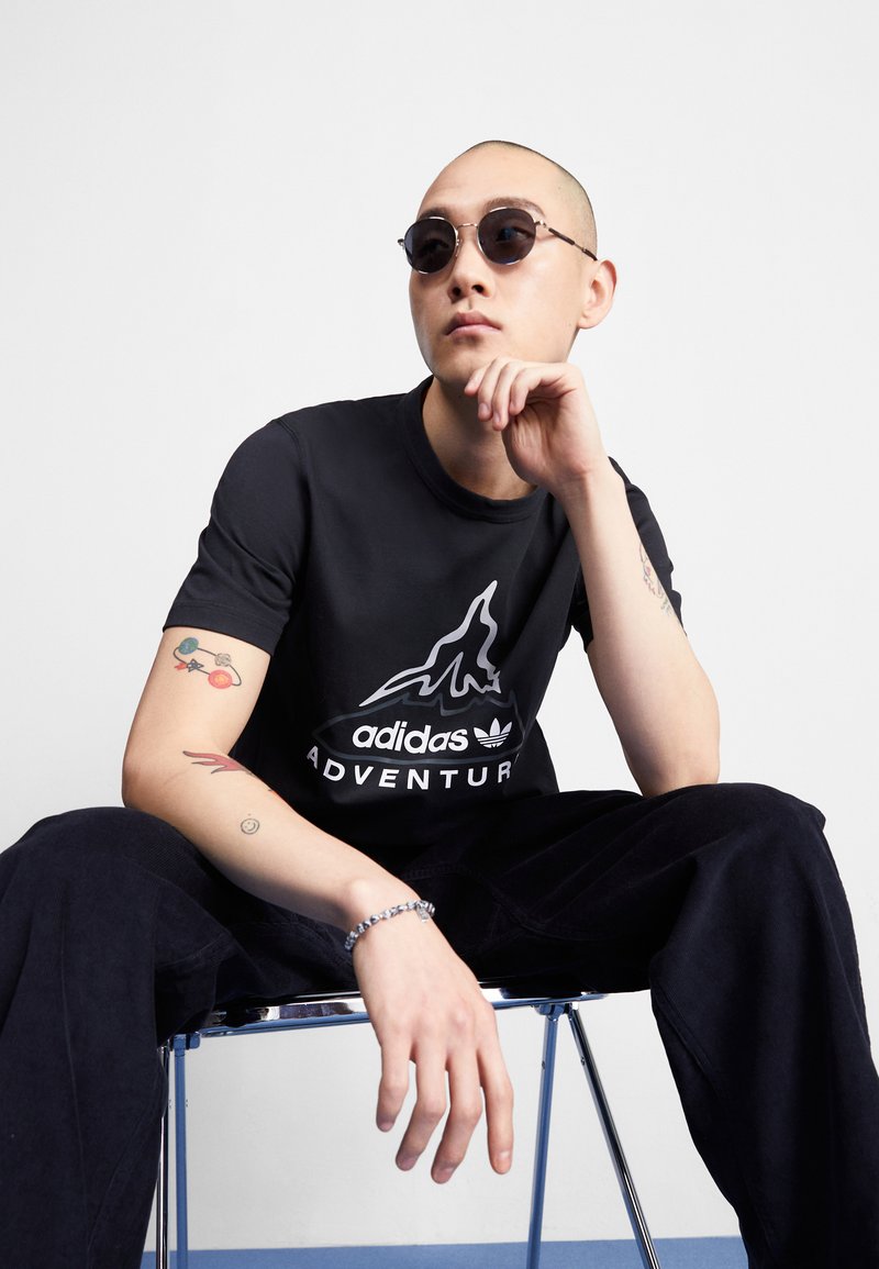 adidas Originals VOLCANO TEE - Camiseta estampada - black/negro ...