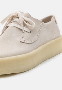 Clarks Originals ASHCOTT CUP - Zapatos con cordones - off white/crema ...