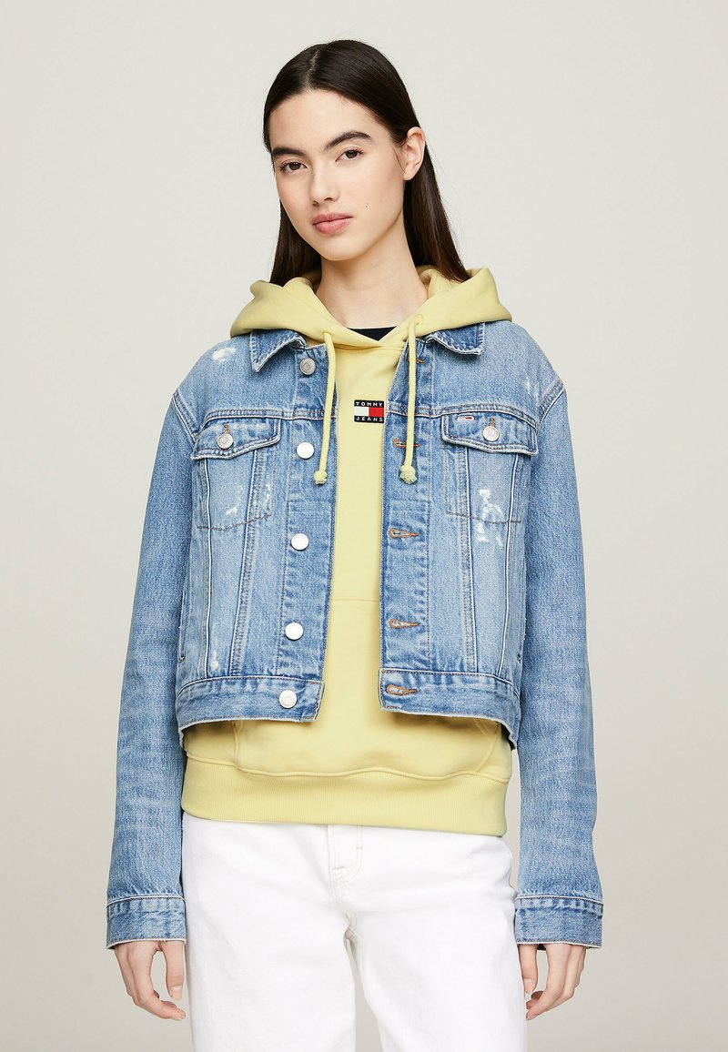 Tommy Jeans IZZIE DISTRESSED TRUCKER - Veste en jean - denim light/bleu clair - ZALANDO.FR