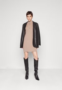 Gestuz YASMIA SHORT DRESS - Strickkleid - timber wolf/braun - Zalando.at