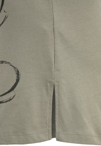 COURSE LONG MICKEY MOUSE - T-shirt print - khaki/kaki - Zalando.nl