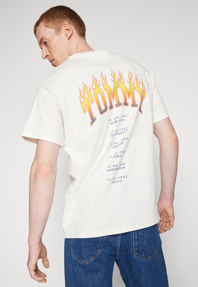 Tommy Jeans VINTAGE FLAME TEE UNISEX - Print T-shirt - ancient white ...
