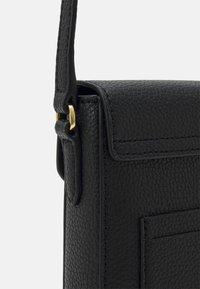 Lauren Ralph Lauren PEBBLED LEATHER PHONE CROSSBODY BAG - Funda para ...