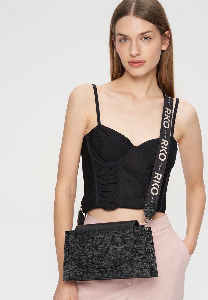 RYŁKO Axelremsväska - czarny beżowy xq/svart - Zalando.se