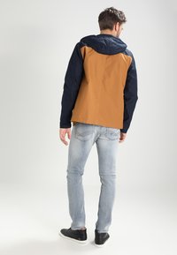 Pier One Lichte jas - dark blue / camel/donkerblauw - Zalando.nl