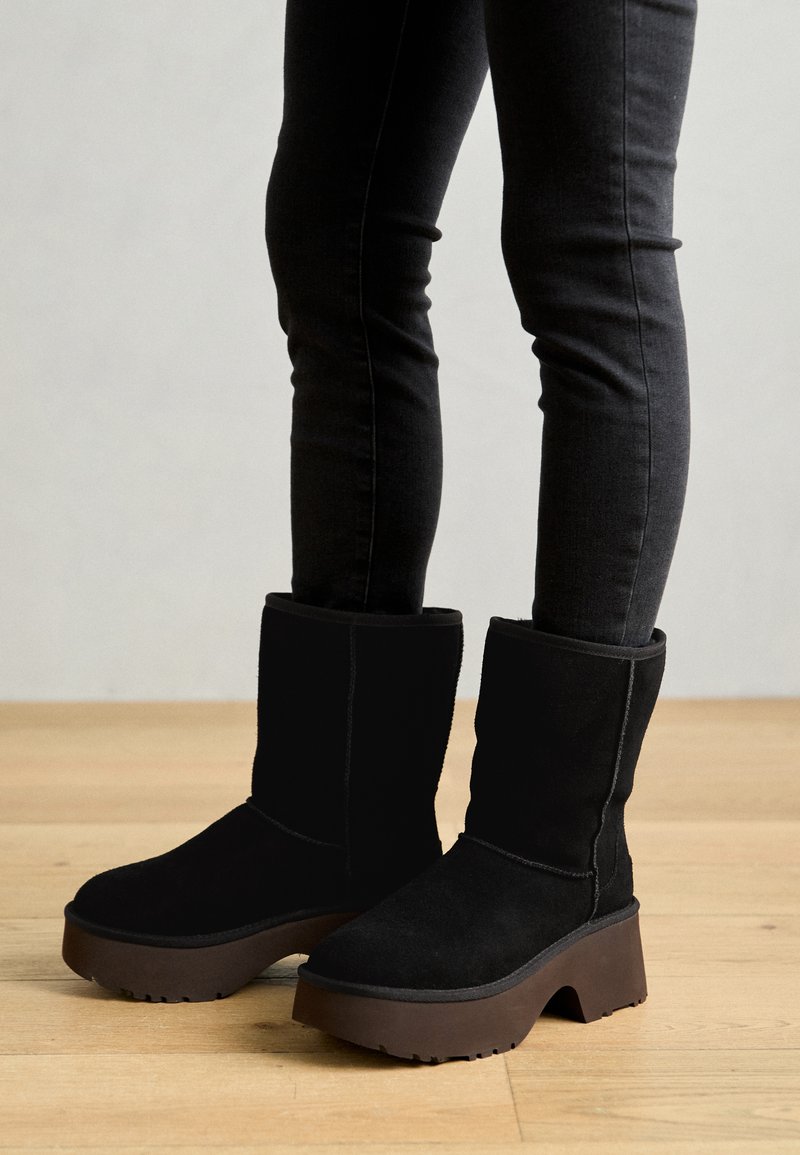 UGG CLASSIC SHORT NEW HEIGHTS - Botines con plataforma - black/negro ...