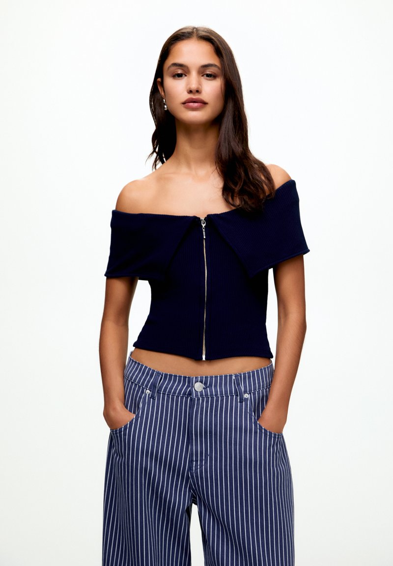 PULL&BEAR OFF-THE-SHOULDER - T-shirt print - dark blue/donkerblauw ...