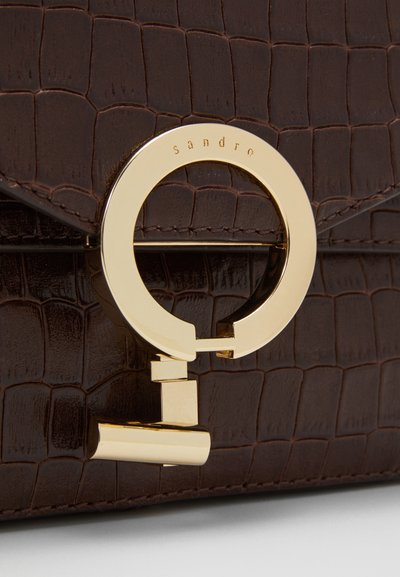 sandro CROCO CHAIN SHOULDER BAG - Håndveske - marron/svart - Zalando.no