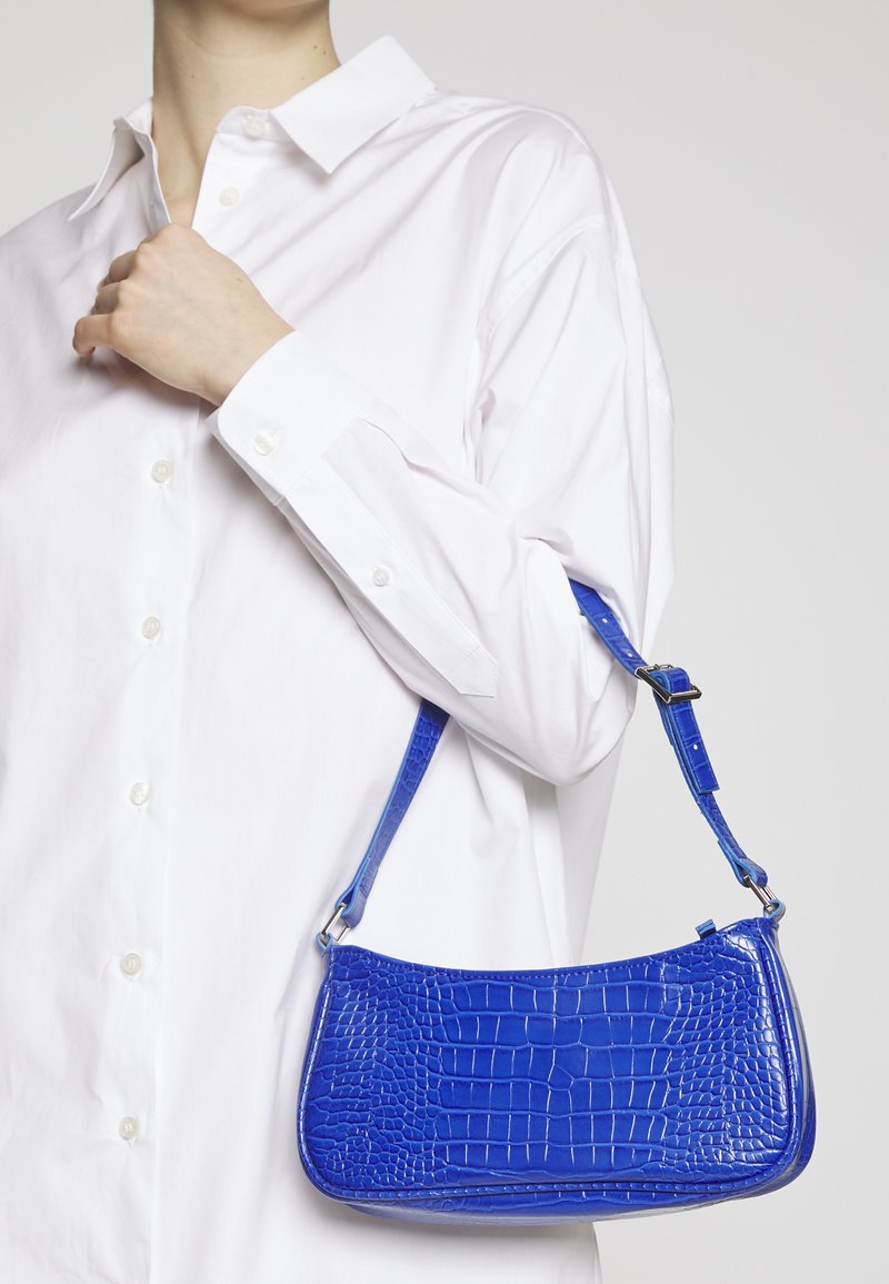 Monki Handtasche - blue bright/blau - Zalando.ch
