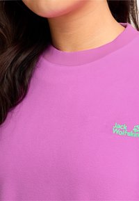 Jack Wolfskin FIND THE WILD CREWNECK - Fleece jumper - foxglove/light ...