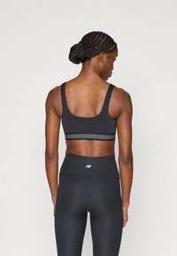 New Balance TRAIN BRA - Sport-BH med medium stöd - black/svart - Zalando.se