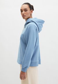 Marc O'Polo RELAXED MIT GEPEACHTER OBERFLÄCHE - Hoodie - fall sky/light ...