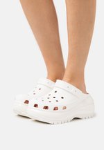 Crocs CLASSIC MEGA CRUSH UNISEX - Slip-ins - white/vit - Zalando.se