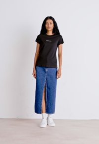 Calvin Klein Jeans CLASSIC SLIM CREW INSTITUTIONAL - T-Shirt basic ...