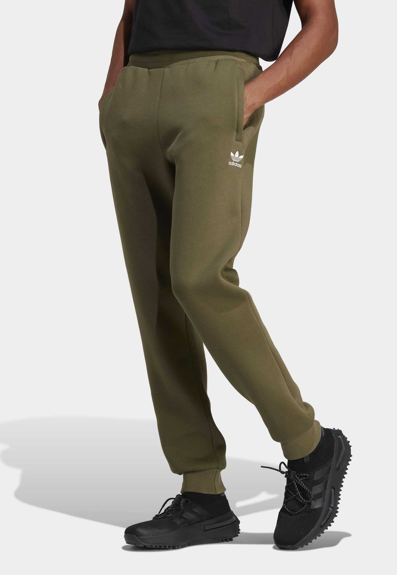 adidas Originals TREFOIL ESSENTIALS - Pantalones deportivos - olive ...