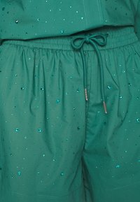 sandro STRASS SHORT MATCHING - Shorts - vert emeraude/grün - Zalando.de