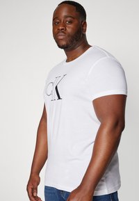 Calvin Klein Jeans Plus PLUS OUTLINE MONOLOGO TEE - Print T-shirt - bright white/white - Zalando ...