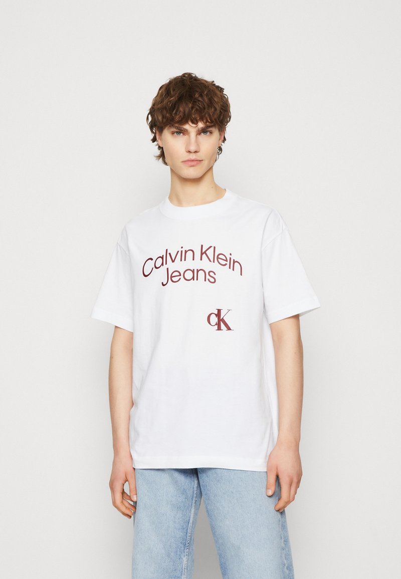 Calvin Klein Jeans CURVED STACKED LOGO RELAXED TEE - Print T-shirt ...