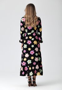 Laurella SERENA BIG FLOWERS - Maxikleid - black/schwarz - Zalando.de