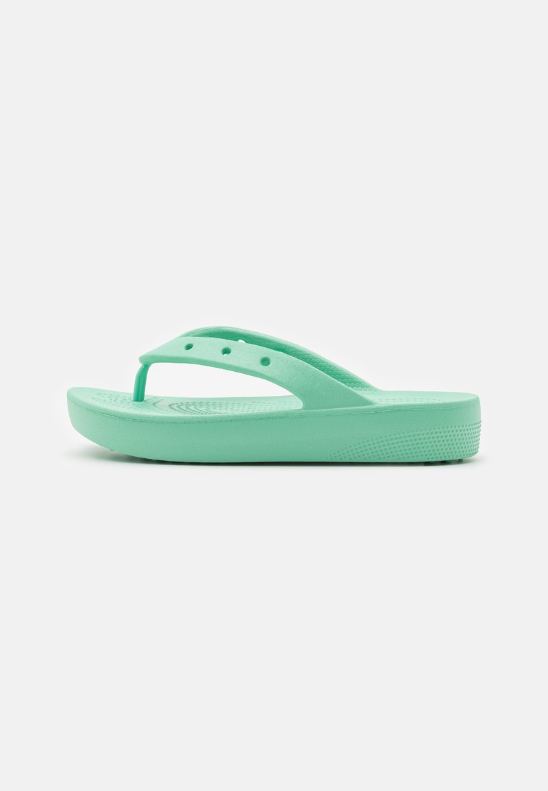 Crocs CLASSIC PLATFORM FLIP - Pool shoes - jade stone/neon green ...