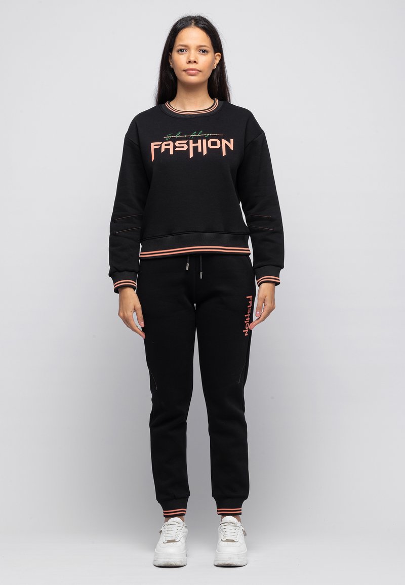 Tom Barron MODISCHER NORMALER GRÖSSE - Trainingspak - milky black/zwart ...