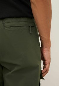 Next RELAXED FIT PARACHUTE - Pantalon cargo - khaki green/vert - ZALANDO.FR