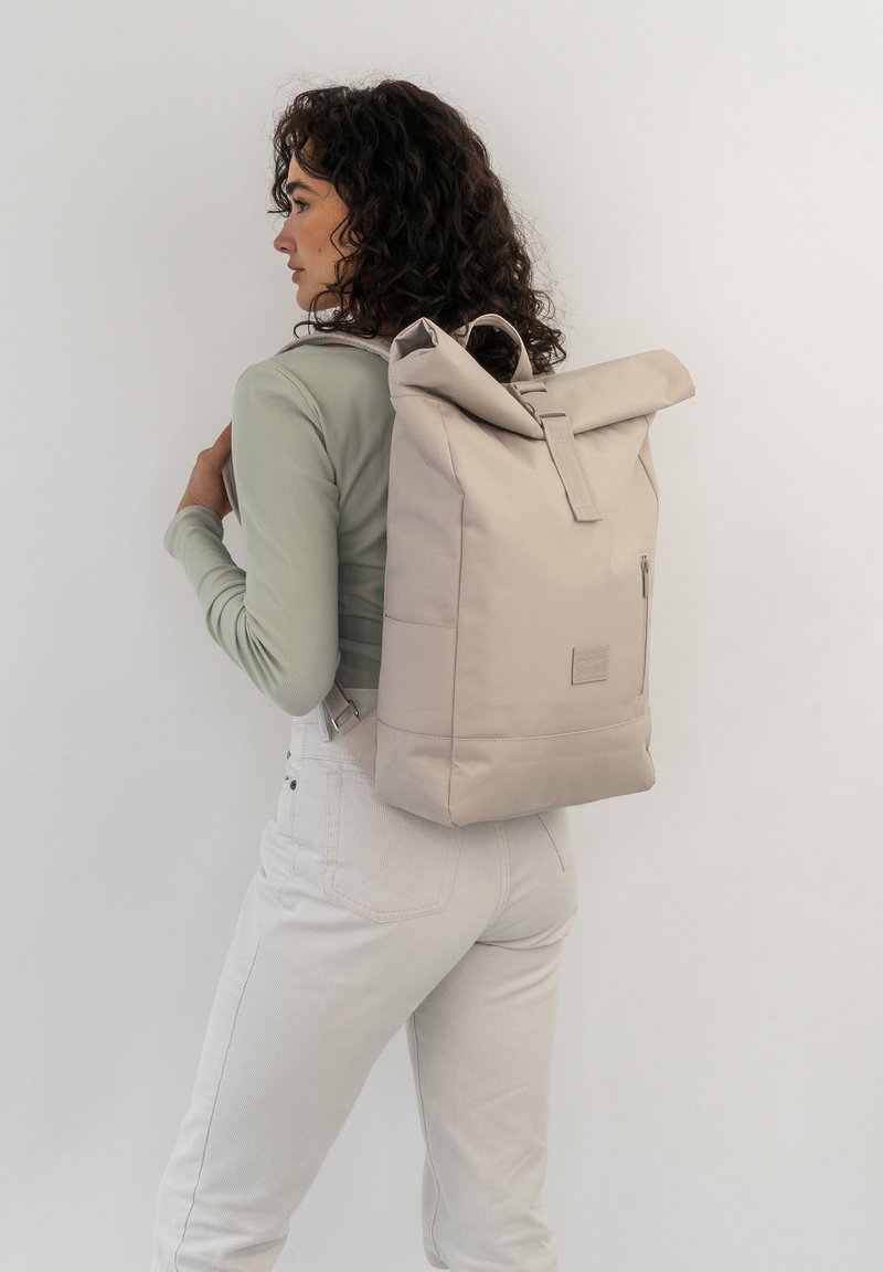 Johnny Urban ROBIN MEDIUM - ROLL TOP BACKPACK - Tagesrucksack - sand ...