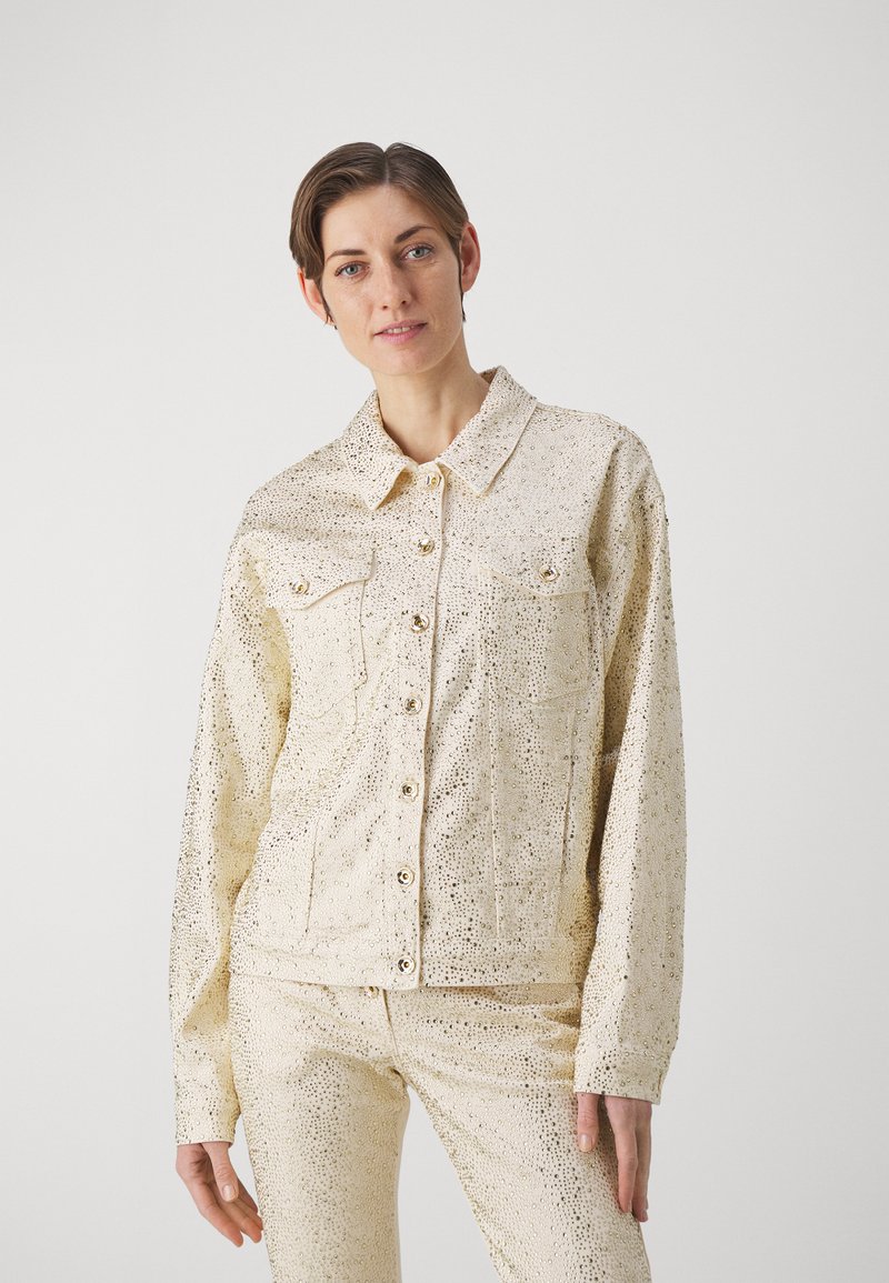 Patrizia Pepe GIUBBOTTO - Denim jacket - ivory/shiny gold/gold-coloured ...