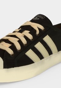 adidas Originals NISI - Tenisky - aurora coffee/cream white/gum ...