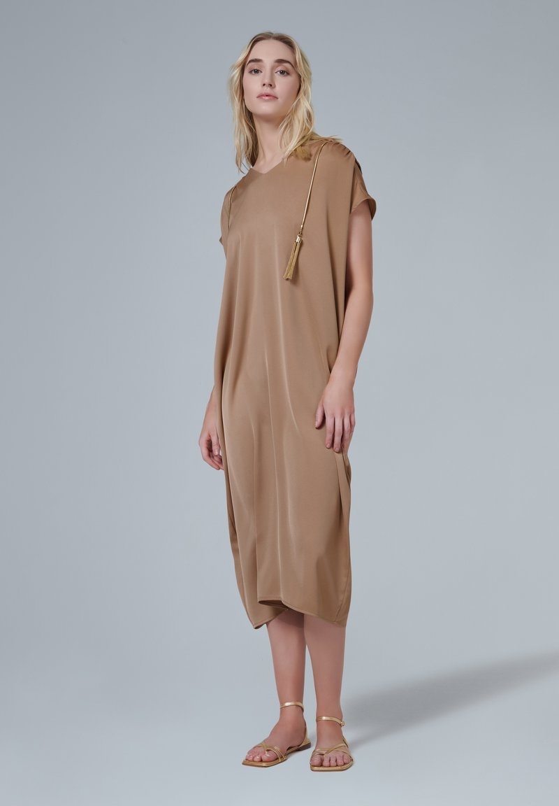 Leem EMBELLISHED KAFTAN - Day dress - caramel/beige - Zalando.de