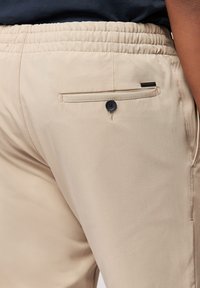 ROY ROBSON DRAWSTRING - Stoffhose - hellbraun - Zalando.ch