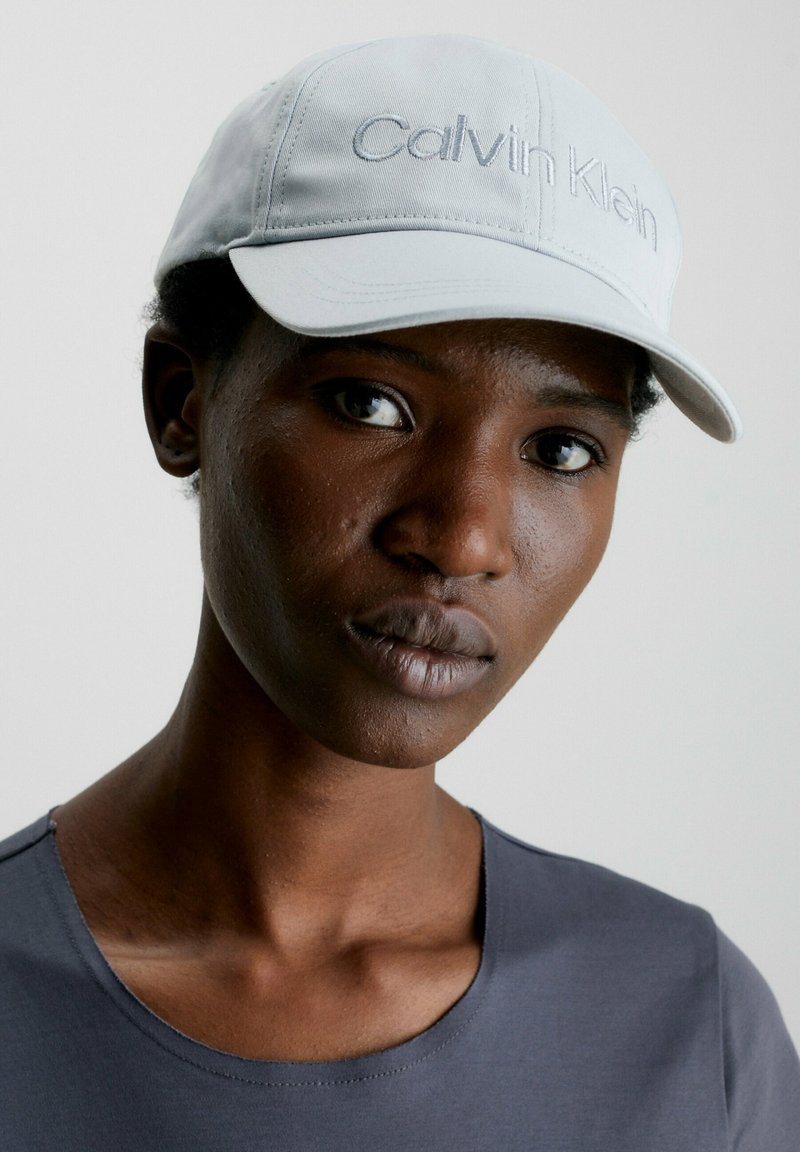 Calvin Klein MUST MINIMUM LOGO - Cap - pearl blue/blue - Zalando