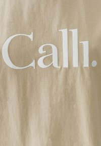 CALLI LOGO TEE - T-shirt imprimé - beige white emb/beige - ZALANDO.FR