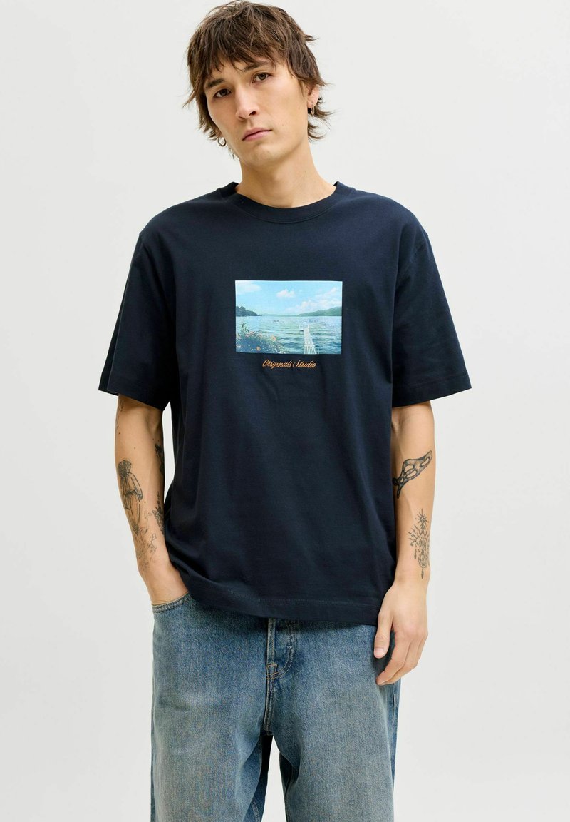Jack & Jones JORNORREBRO PHOTO TEE CREW NECK - T-shirts print - sky ...
