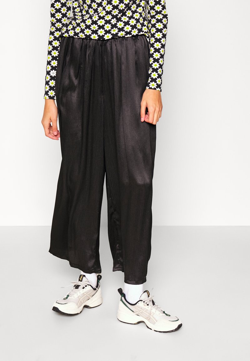Glamorous MODEST WIDE - Bukse - black/svart - Zalando.no