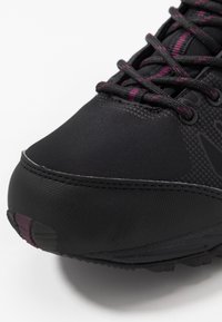 HI-TEC RAVEN MID WP - Trekingové boty - black/grape wine/černá - Zalando.cz