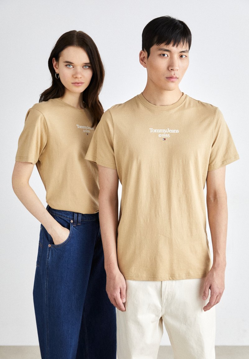 Tommy Jeans ENTRY TEE UNISEX - Print T-shirt - tawny sand/beige ...