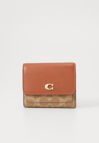 COACH MILA SMALL FLAP WALLET IN SIGNATURE CANVAS - Lommebok - tan ...