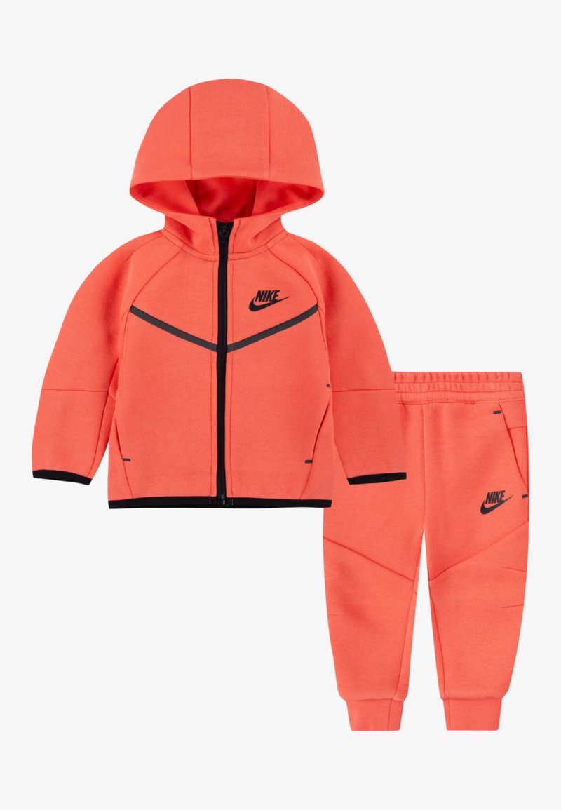 Nike Sportswear TECH UNISEX - Træningssæt - magic ember/beige - Zalando.dk