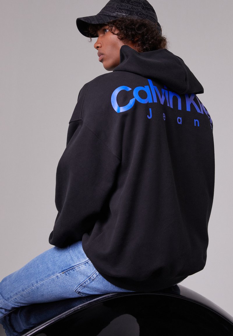 Calvin Klein Jeans EXCLUSIVE BOLD CALVIN GRAPHIC HOODIE - Hoodie ...