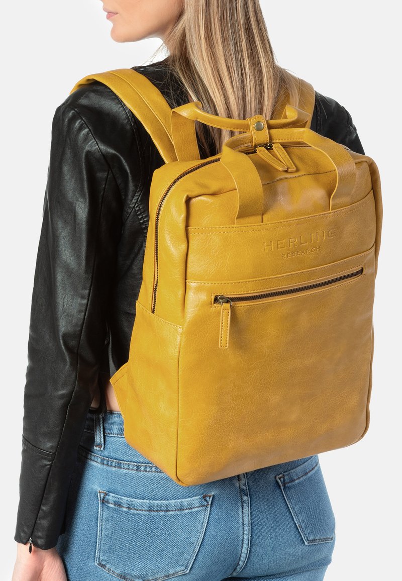 Herling CERNAN - Batoh - mustard yellow/tmavě žlutá - Zalando.cz