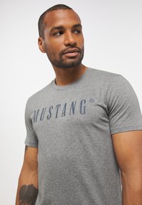 Mustang Triko s potiskem - grau/šedá - Zalando.cz
