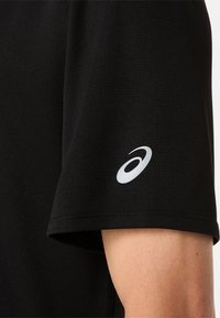 ASICS FUJITRAIL LOGO - Printtipaita - performance black/cream/carbon ...