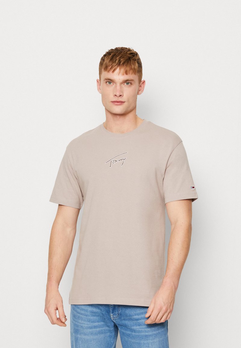 Tommy Jeans SIGNATURE TEE UNISEX - T-Shirt basic - brandons stone/khaki - Zalando.at