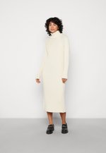 YAS MIDI ROLLNECK S NOOS - Stickad klänning - birch/offwhite - Zalando.se