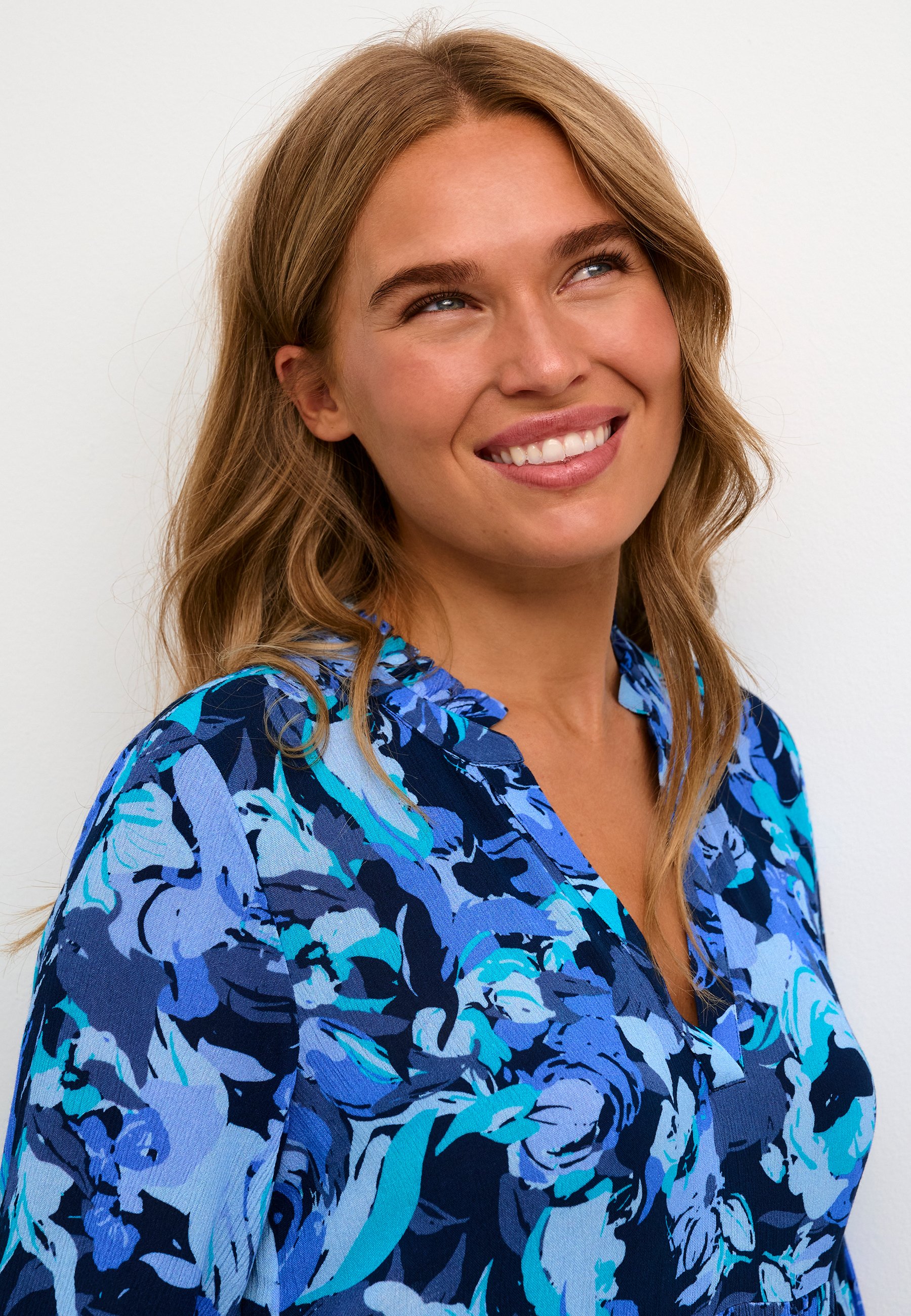Kaffe KALISA Vapaa ajan Mekko Graphic Flowe Blue Tones sininen Kaffe KALISA Vapaa ajan Mekko Graphic Flowe Blue Tones sininen