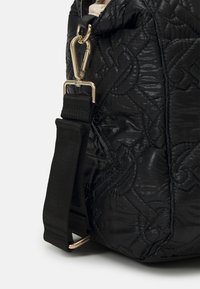 Guess DIAPER BAG UNISEX - Sac à langer - jet black/noir - ZALANDO.FR