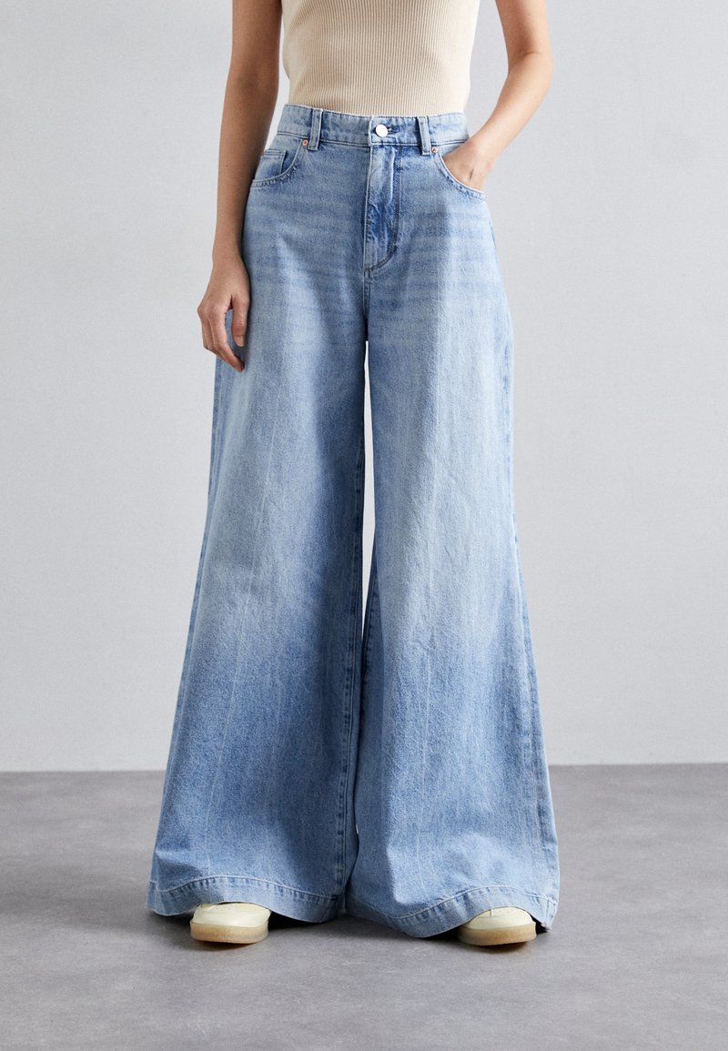 DL1961 LUCILA ULTRA WIDE LEG - Flared Jeans - clear sky/light-blue ...