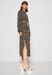 Tommy Jeans FLORAL BELTED MIDI DRESS - Robe chemise - multi-coloured ...