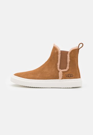 UGG ALAMEDA MID ZIP - Zapatillas altas - chestnut/coñac - Zalando.es
